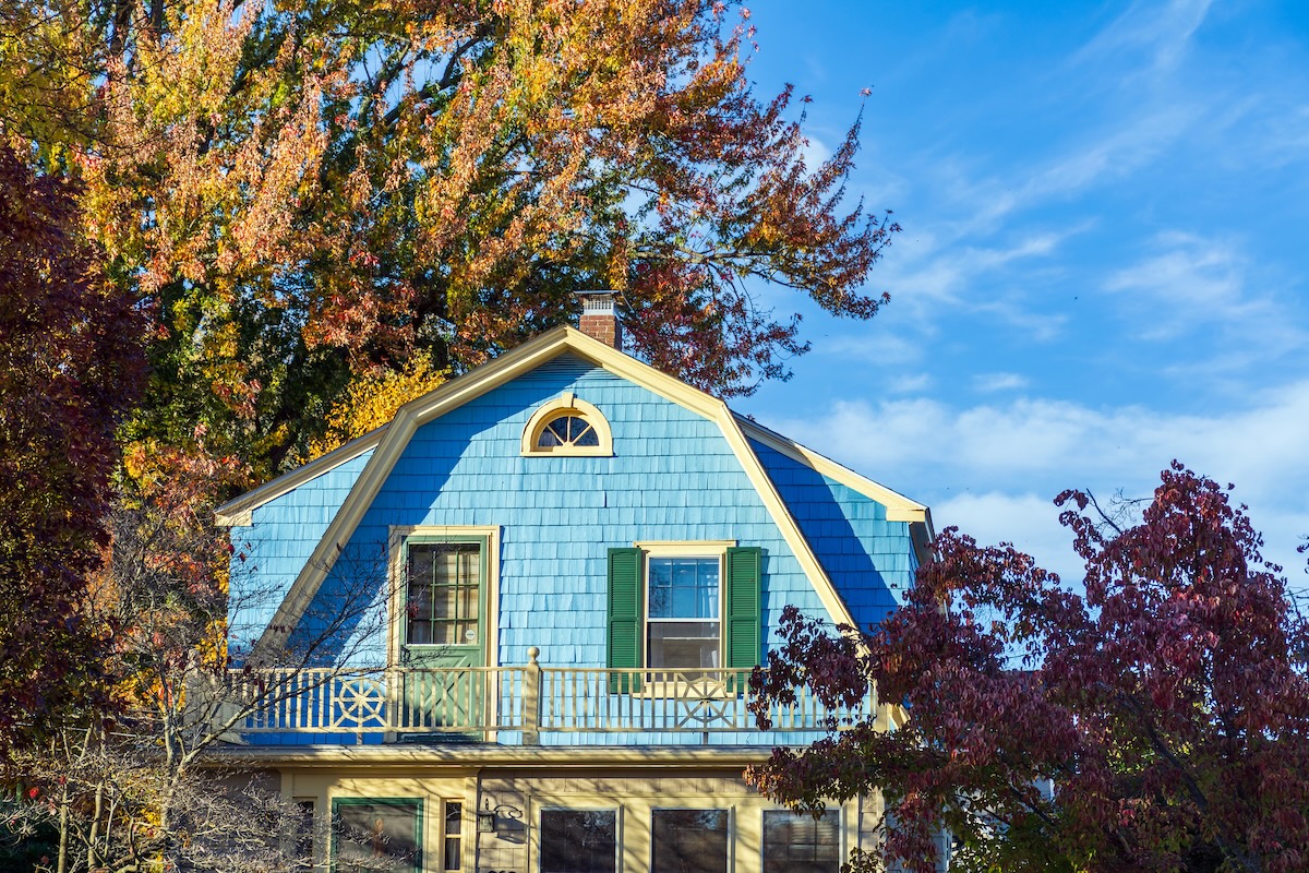 What Is A Gambrel Roof? Style, Benefits & Design Explained