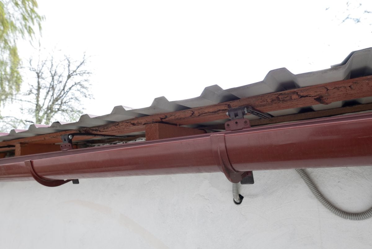 How To [Quickly] Fix Sagging Gutters (Step By Step)